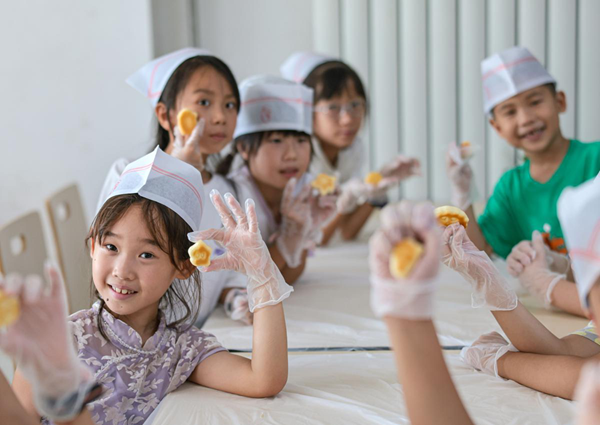 Children learn to make traditional pastry for love_news_english_QiluNet