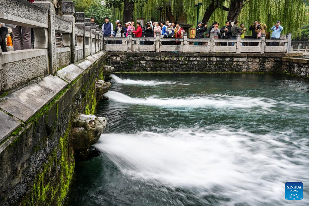 Tourists visit renowned springs in Jinan, E China's Shandong_news ...
