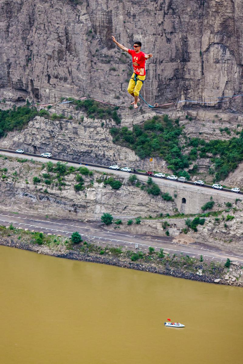 Slackline athlete sets new Asian record_news_english_QiluNet