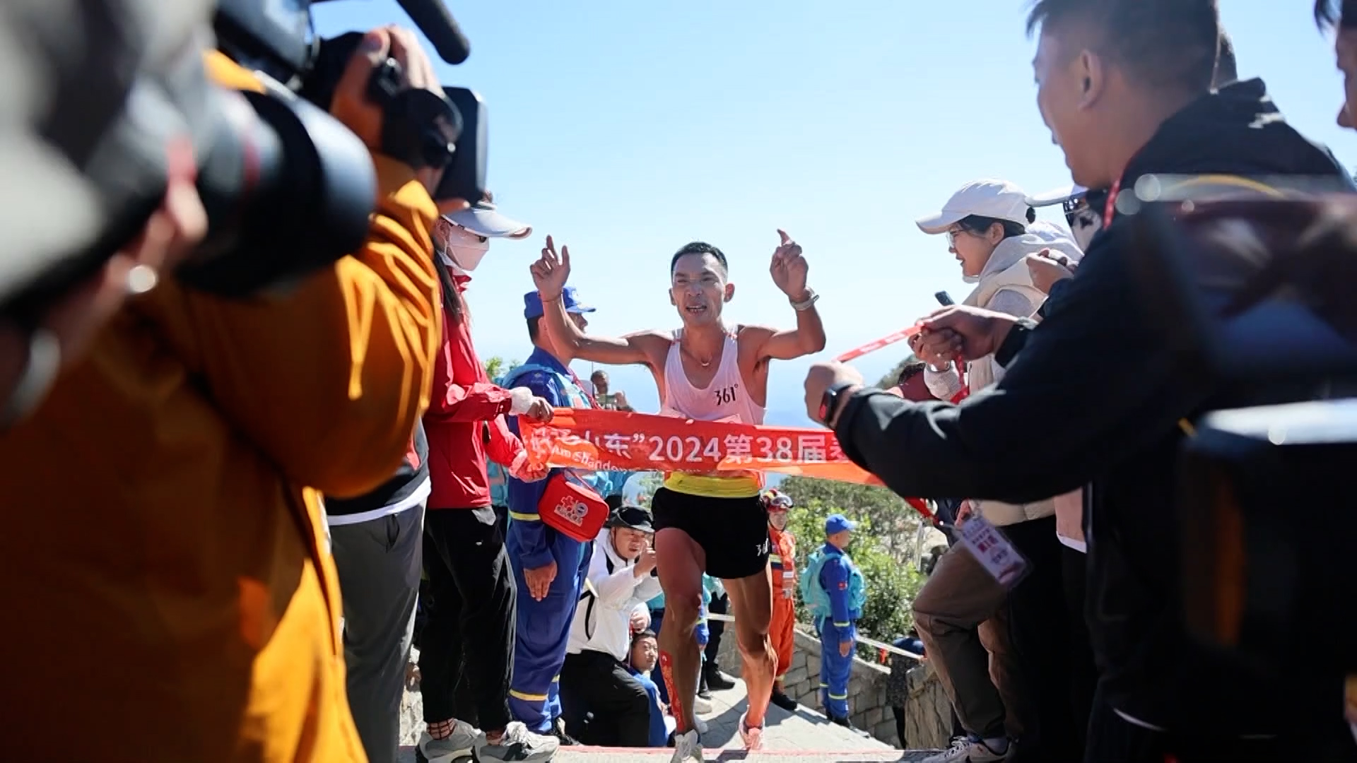 泰山登山比赛纪录保持者李子成今年再次夺冠 点赞赛事更加规范专业泰安要闻泰安齐鲁网 3904