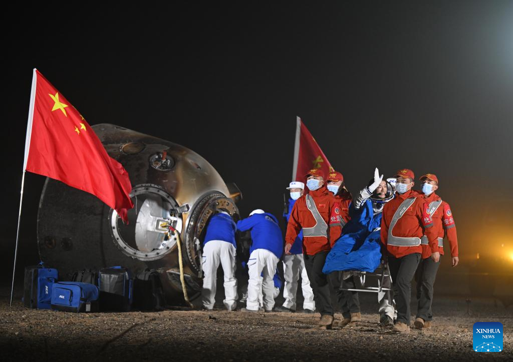 Chinese astronauts return to Earth safely, experiencing busy, joyful space life_news_english_QiluNet