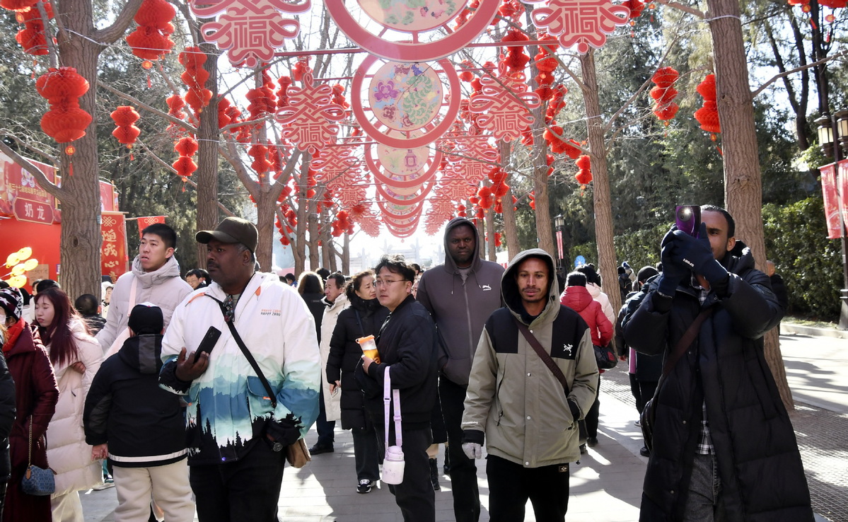 Foreign tourists venture to explore Spring Festival traditions_news ...