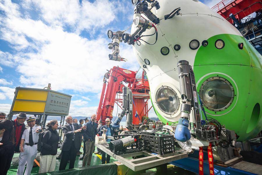 China's 3 deep-sea manned submersibles have made over 1,700 dives to ...