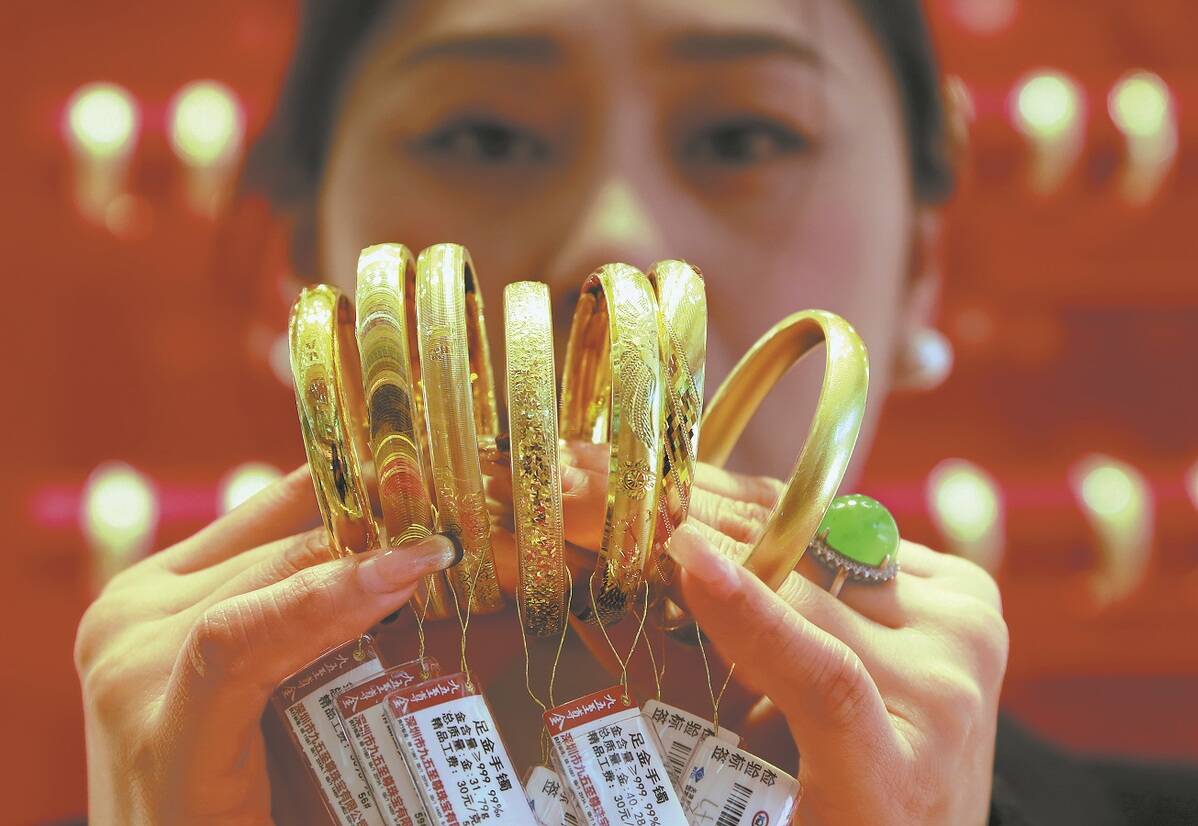 Gold extends record advance on safe-haven bets_news_english_QiluNet